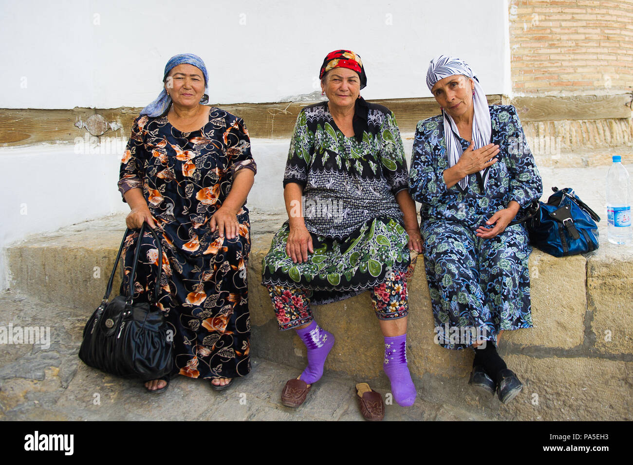 Women samarkand uzbekistan on a bench hi-res stock photography and ...