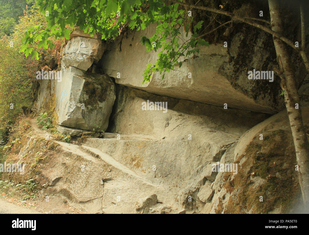 A fissure in a rock face Stock Photo - Alamy