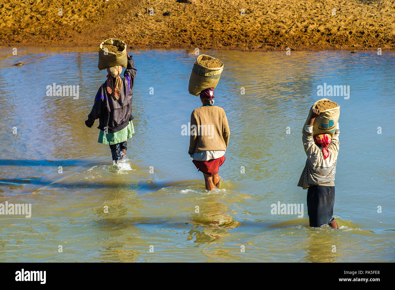 Madagascar group merina women merina hi-res stock photography and ...