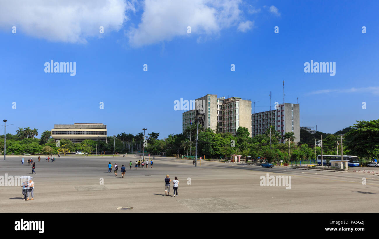 Tourists strolling in the vast open space of Plaza de la Revolución ...
