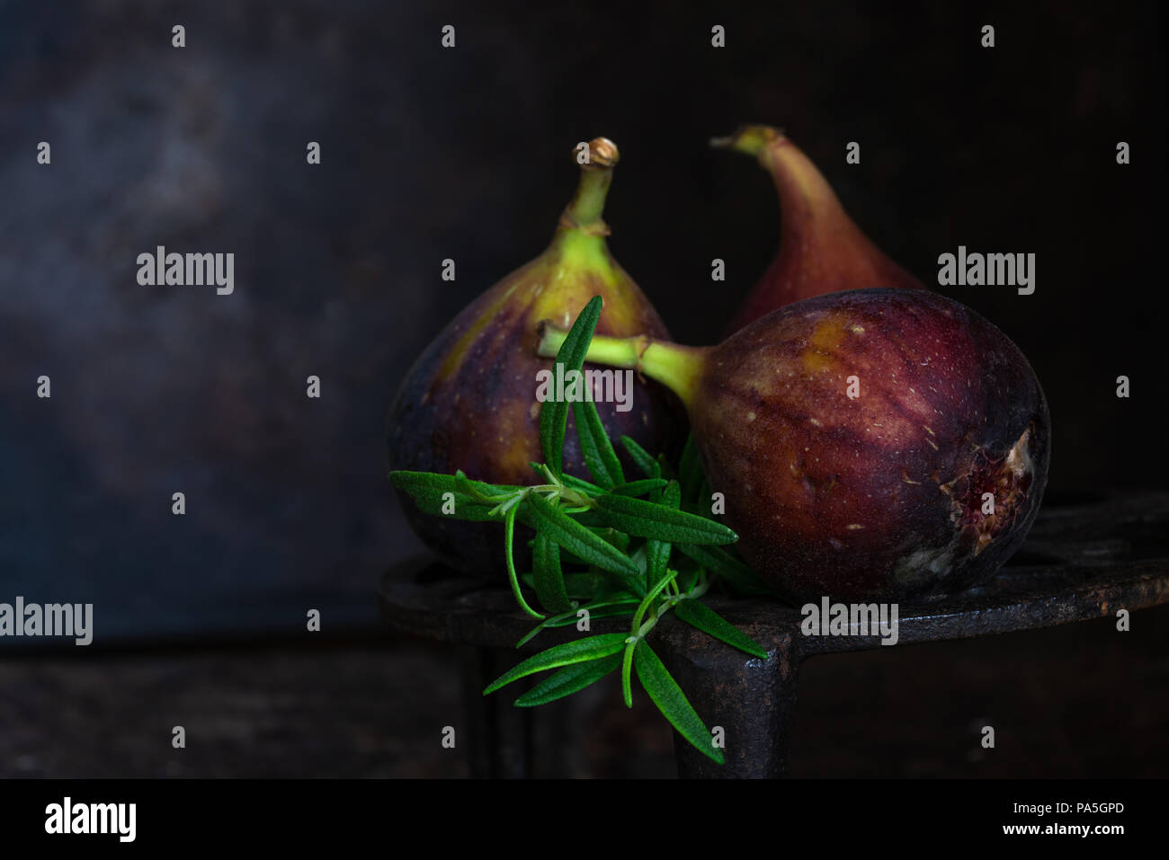 Fresh figs on dark background Stock Photo - Alamy