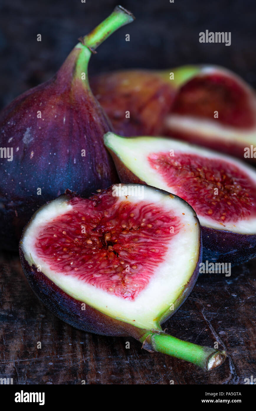 Fresh figs on rustic dark background Stock Photo - Alamy