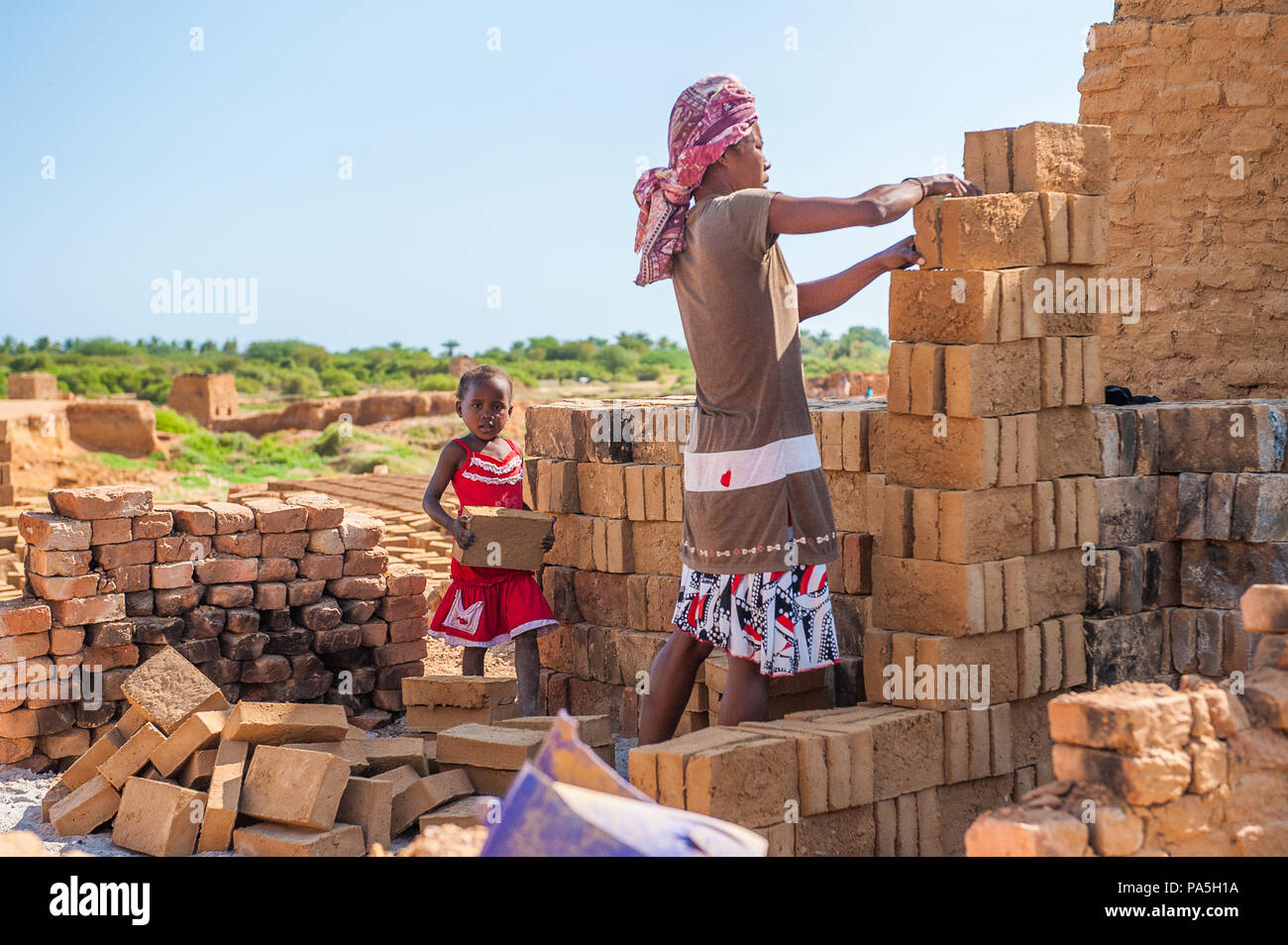 Madagascar girl bricks hi-res stock photography and images - Alamy