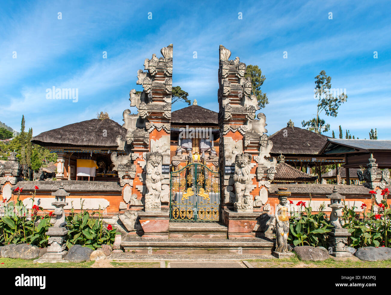 Entrance, Split Gate, Buddhist water temple Pura Ulun Danu Bratan ...