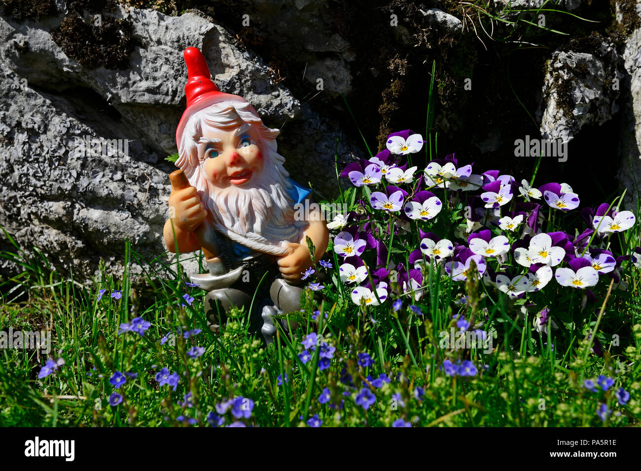 Garden gnomes hi-res stock photography and images - Alamy