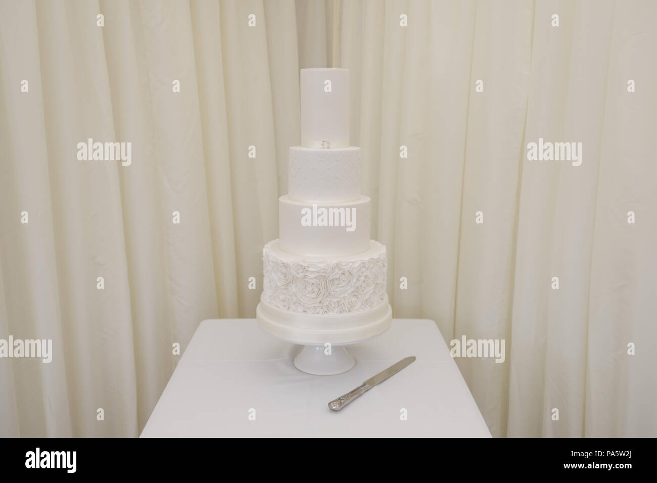 Waiting for cake hi-res stock photography and images - Alamy