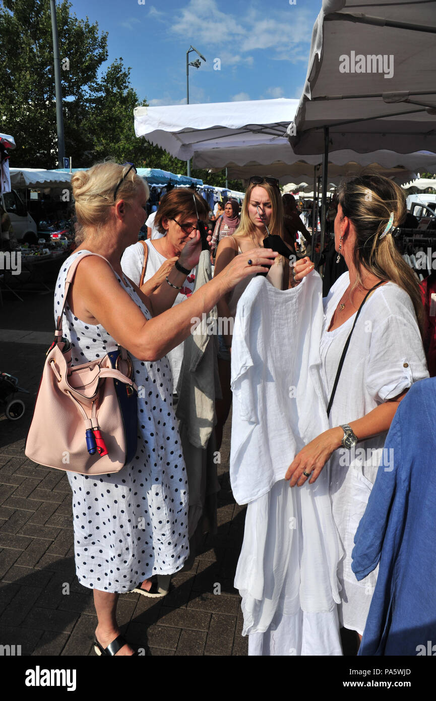 Beziers market hi-res stock photography and images - Alamy