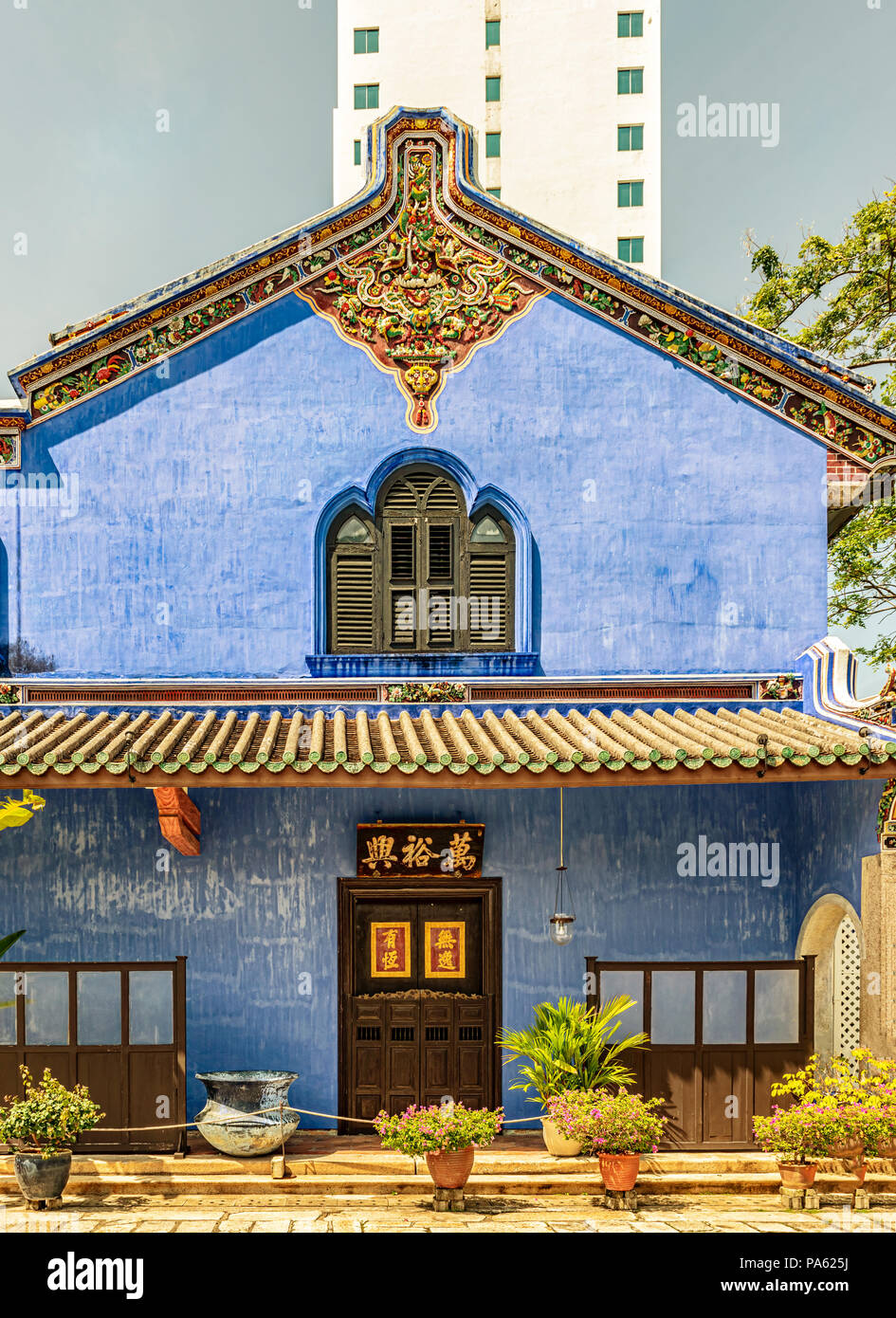 Blue mansion hi-res stock photography and images - Alamy