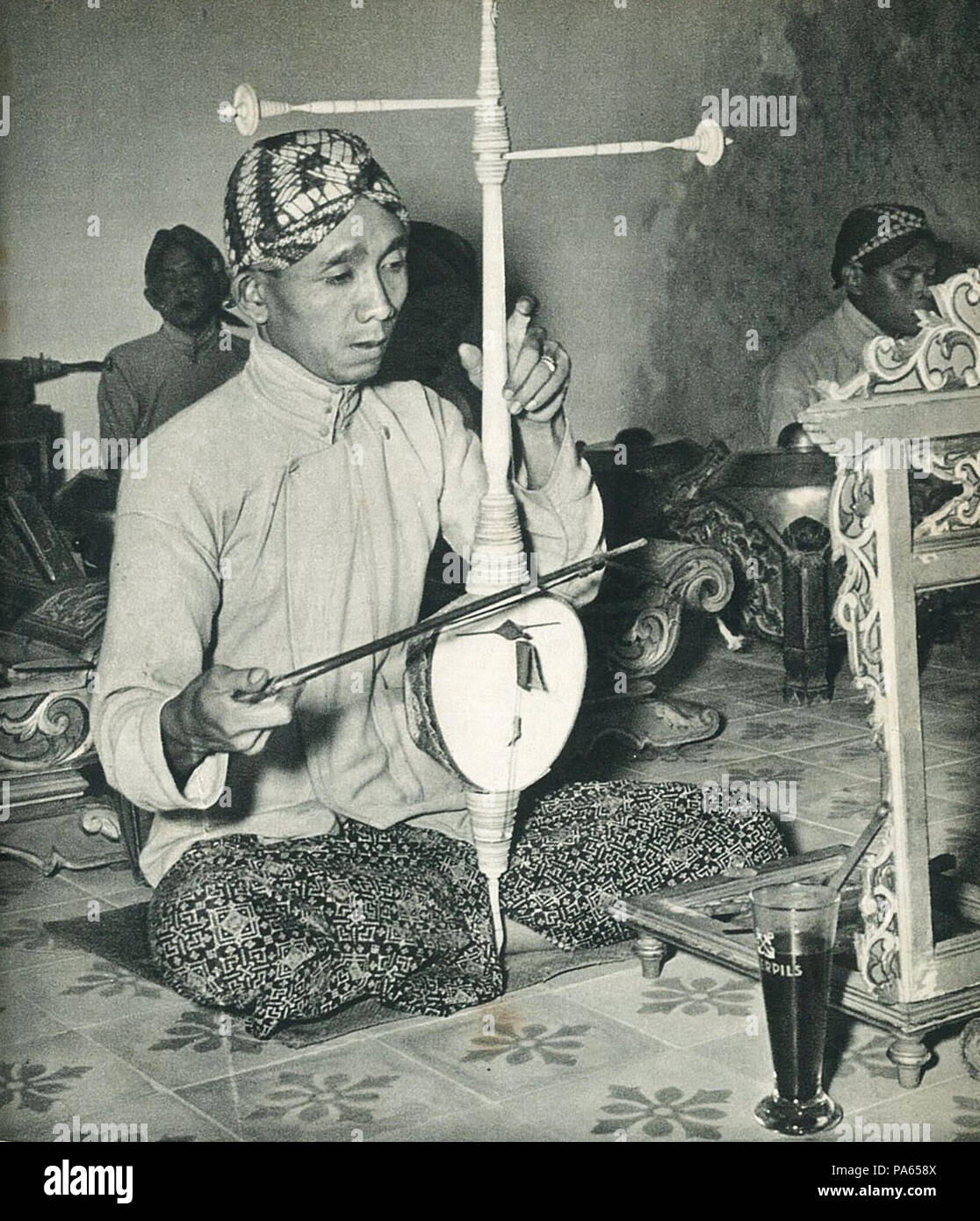 Rebab hi-res stock photography and images - Alamy