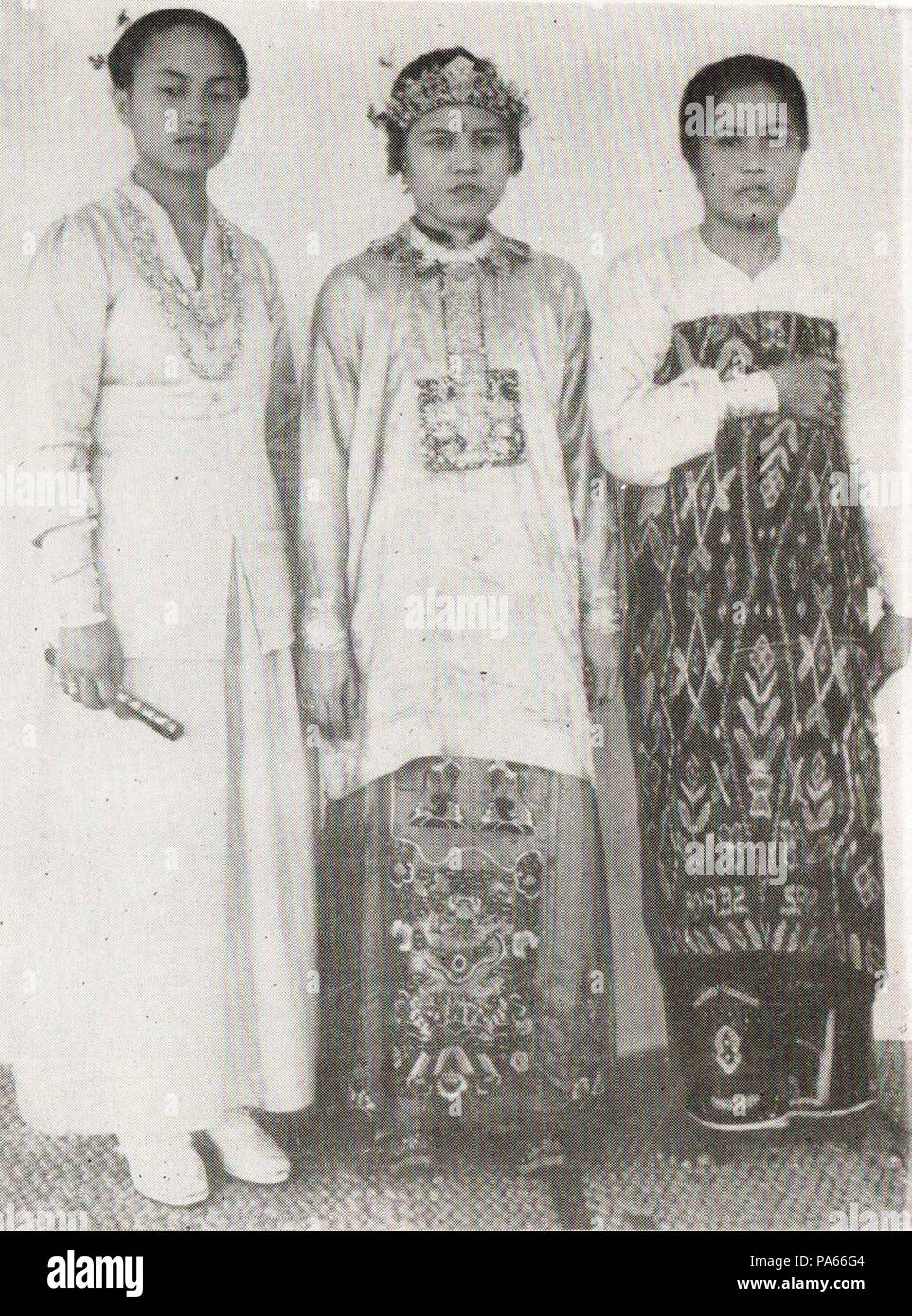 332 Women in traditional North Moluccan outfits, Kami Memperkenalkan ...