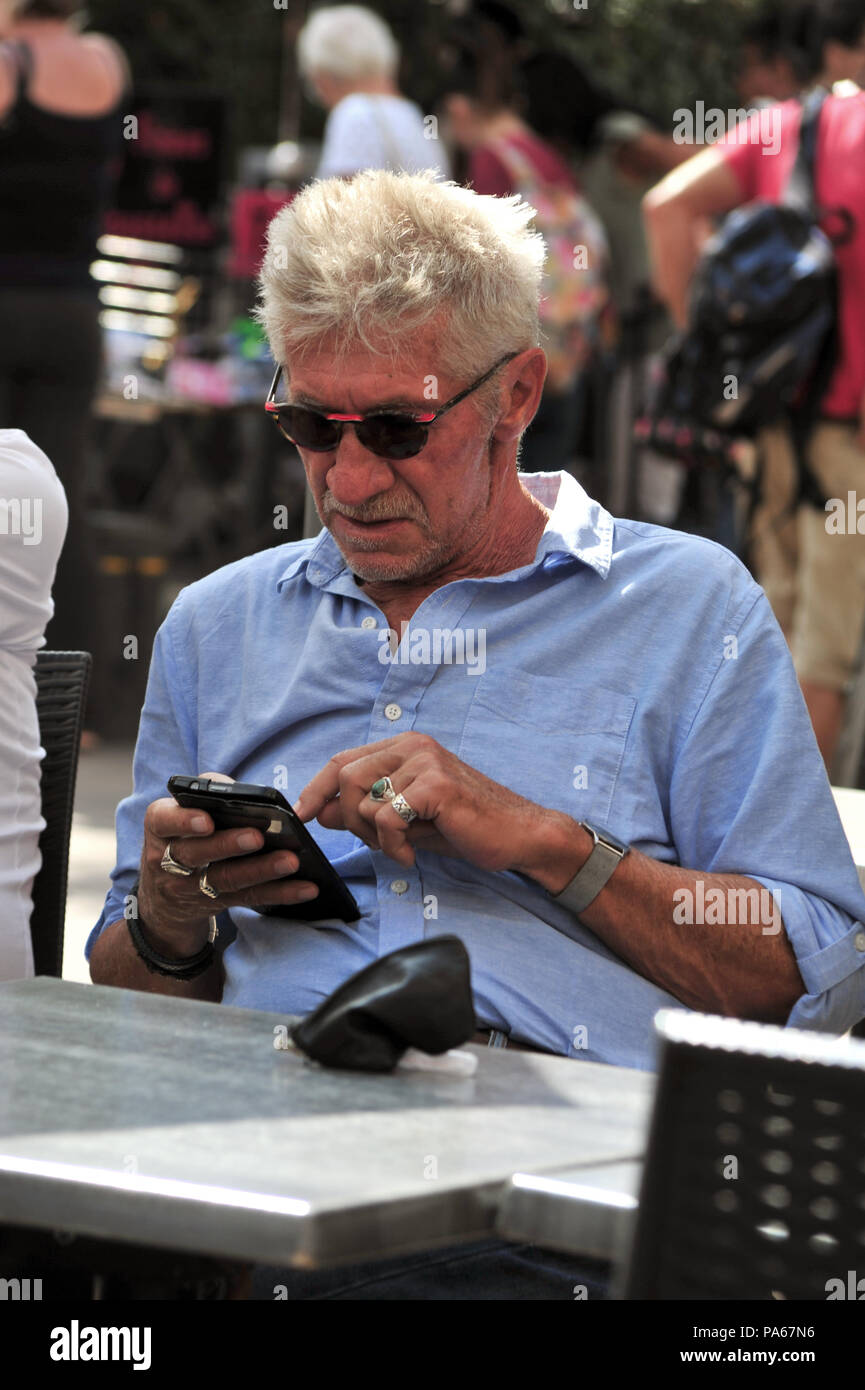 Old guys talking hi-res stock photography and images - Alamy