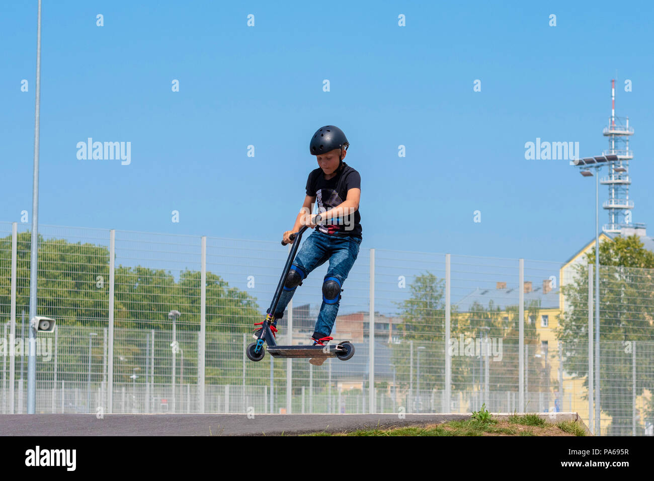 Teen boy speed skating hi-res stock photography and images - Alamy