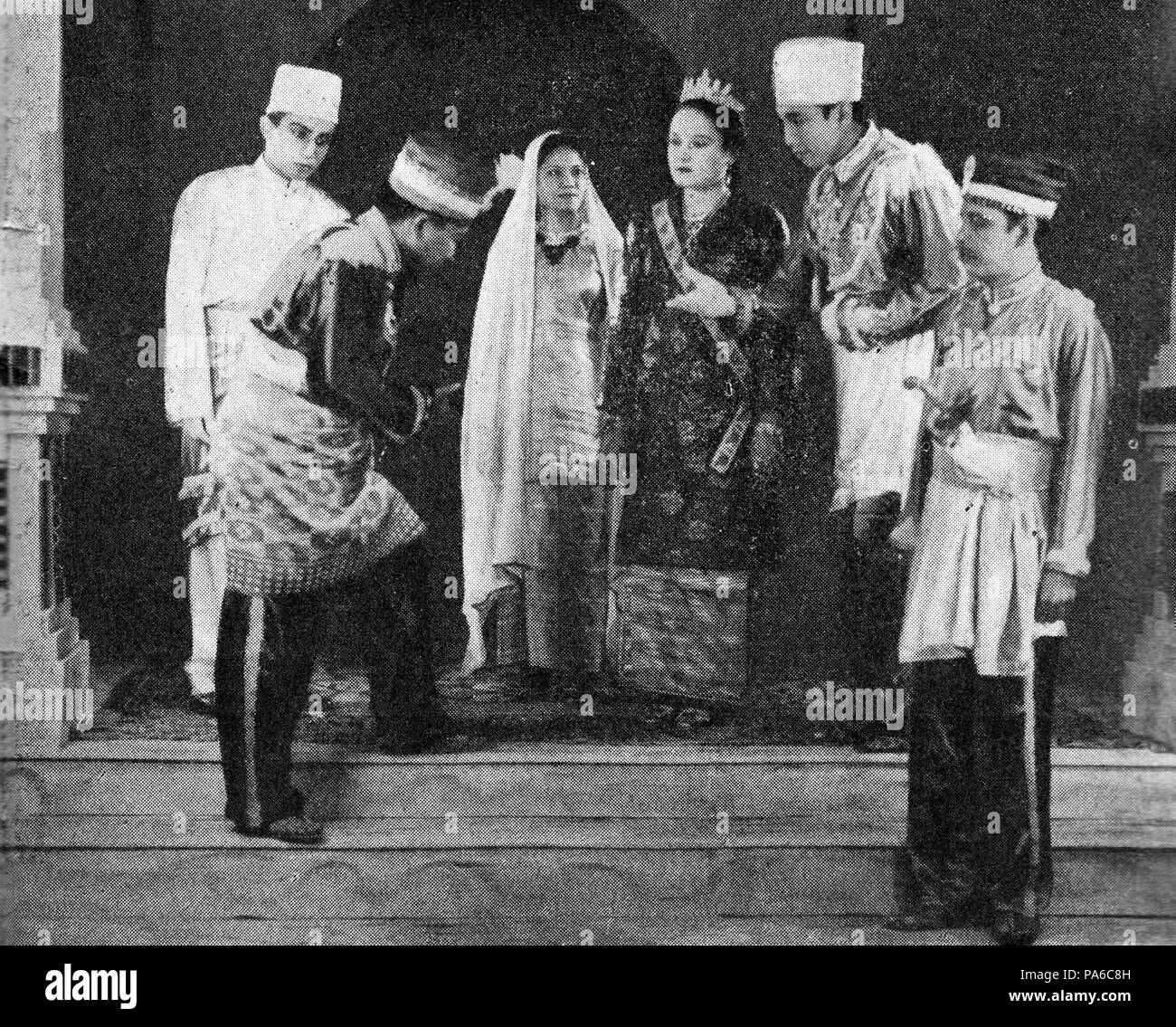 124 Indraboemi's visit in Ratna Moetoe Manikam, Poestaka Timoer 66 (15 ...