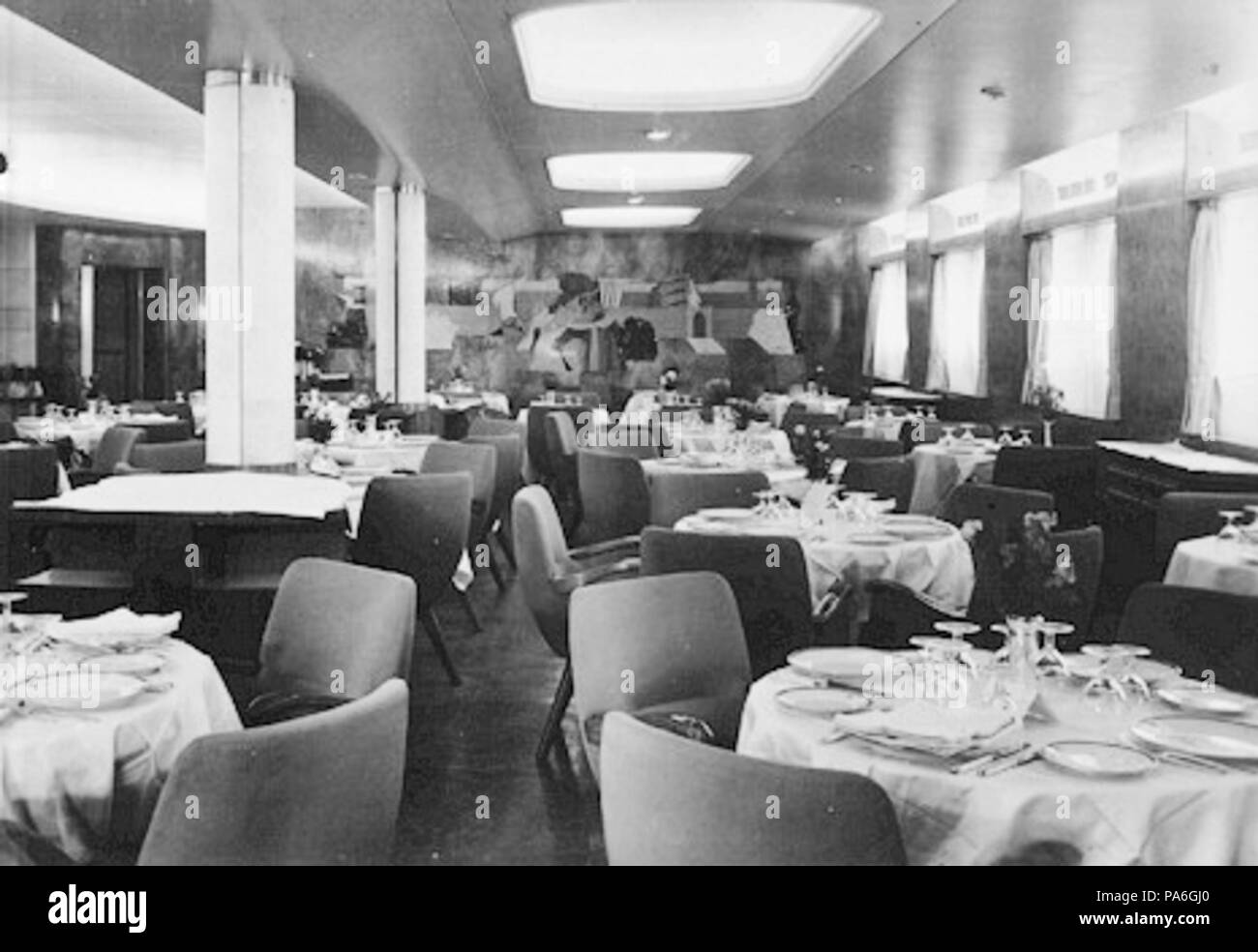 83 First Class Dining Room Andrea Doria Stock Photo - Alamy