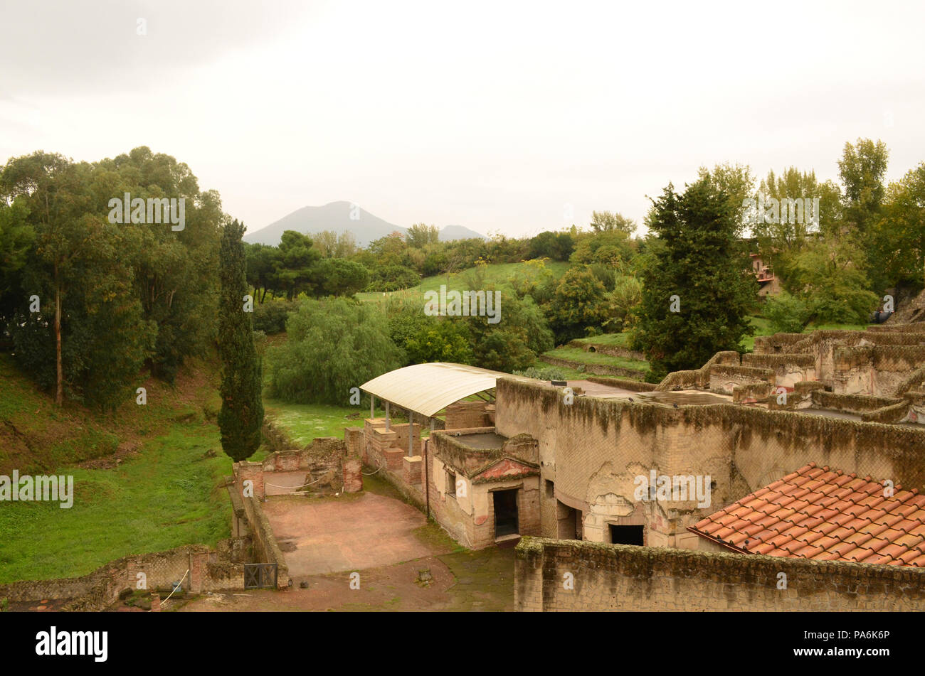 Stunning photo of the ancient city in Italy next to the volcano ...