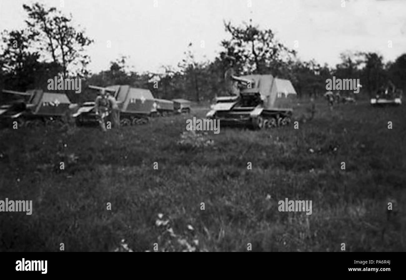 2 10.5cm leFH 16 Geschützwagen auf Vickers Mk VI Battery.4 Stock Photo ...