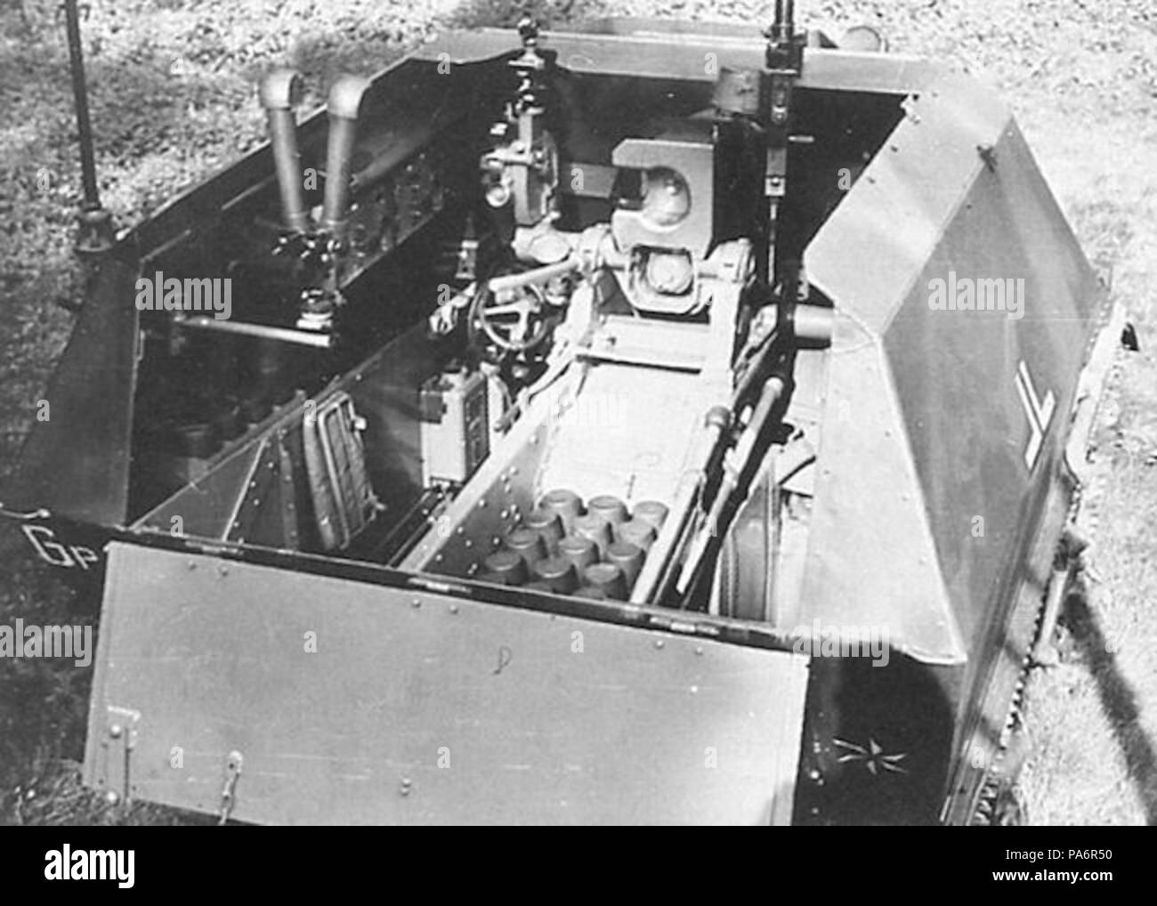 2 10.5cm leFH 16 Geschützwagen auf Vickers Mk VI.7 Stock Photo - Alamy