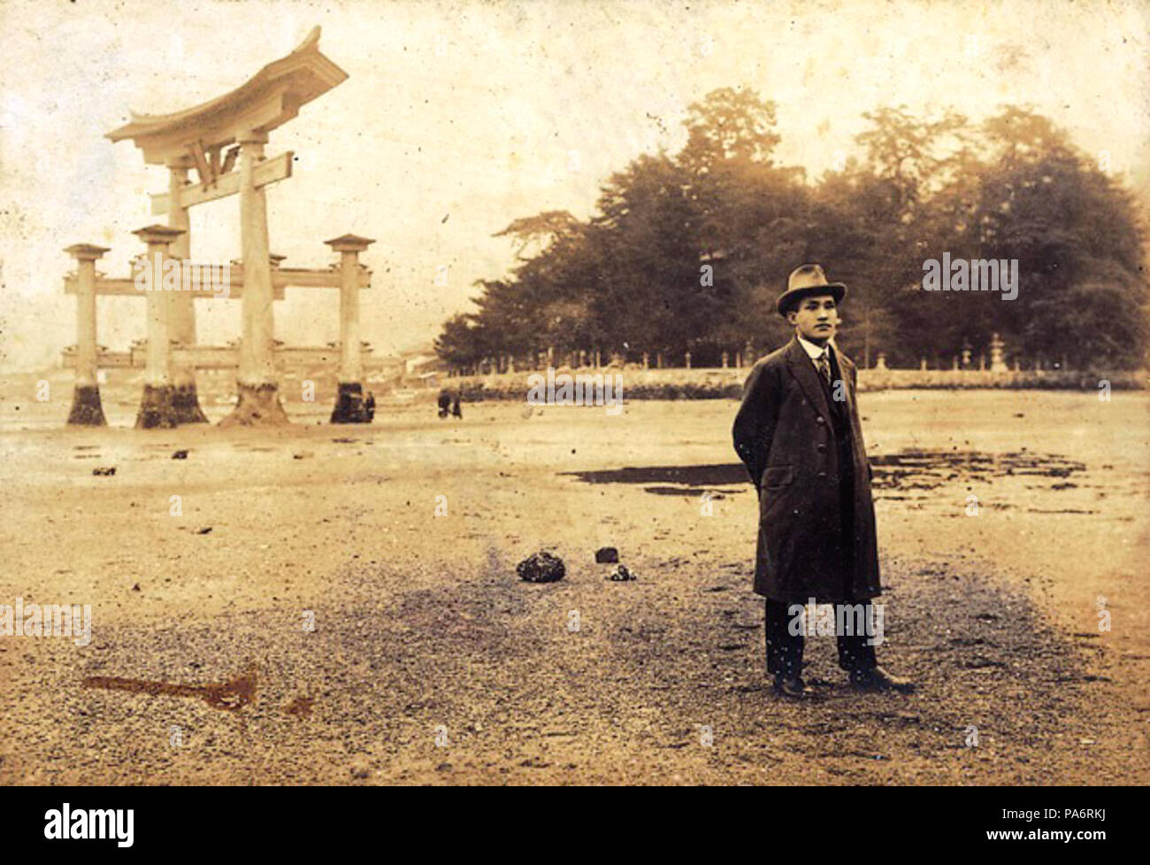 hp-op0001-0760.tif 4 1923樂信·瓦旦遊訪廣島縣嚴島神社 Indigenous Taiwanese Atayal ...