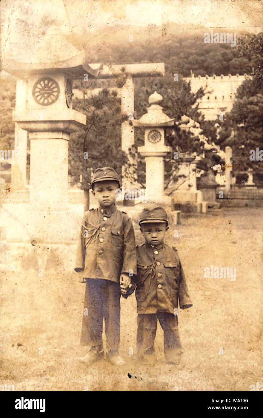 hp-op0001-0954.tif 6 1937臺灣原住民泰雅族領袖樂信．瓦旦之子茂秀與敞夫攝於臺灣神社 Indigenous ...