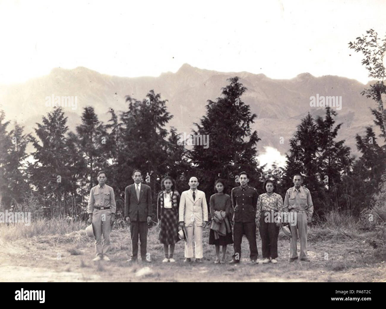 hp-op0001-1033.tif 6 1951臺灣原住民領袖樂信．瓦旦、吾雍．雅達烏猶卡那與湯守仁於阿里山 Indigenous ...