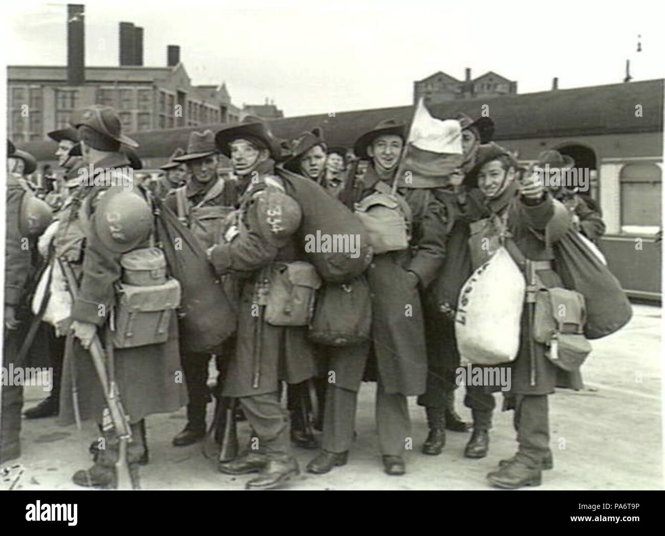 8 2-8th Australian Infantry Battalion reinforcements in Sydney 1941 ...