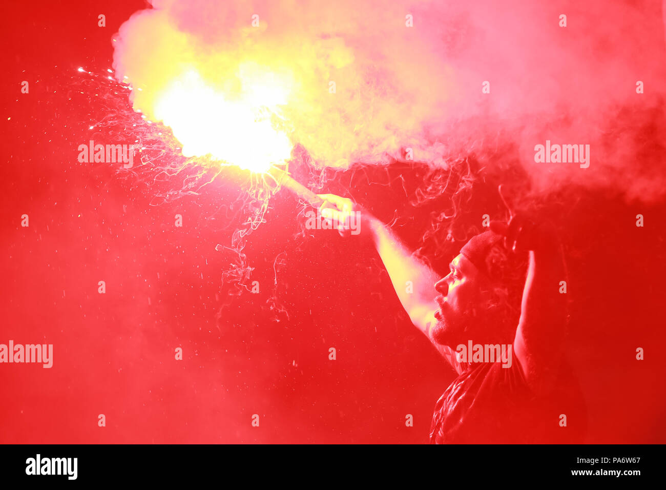 Screaming fans celebrity hi-res stock photography and images - Alamy