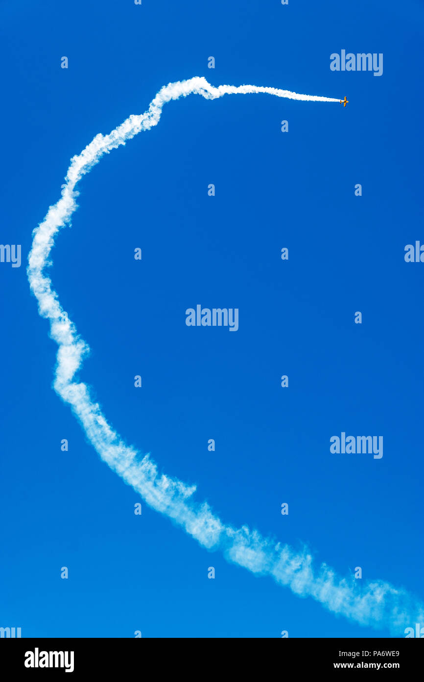Contrails of aircraft hi-res stock photography and images - Alamy