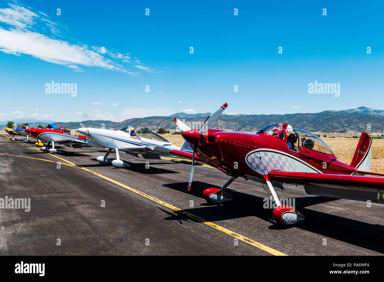 Propeller plane mountain hi-res stock photography and images - Alamy