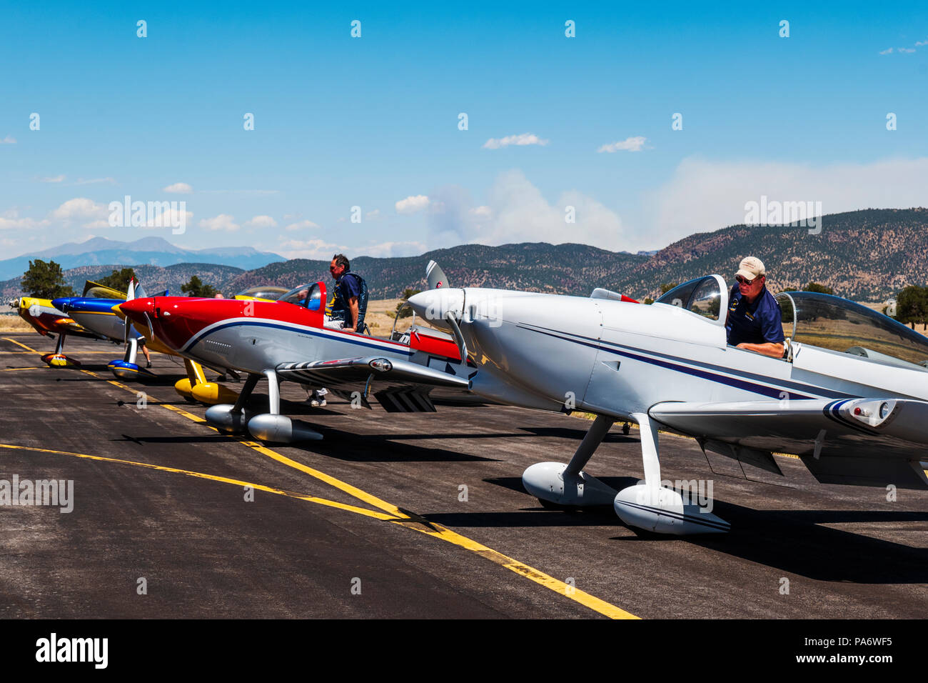 Propeller plane mountain hi-res stock photography and images - Alamy