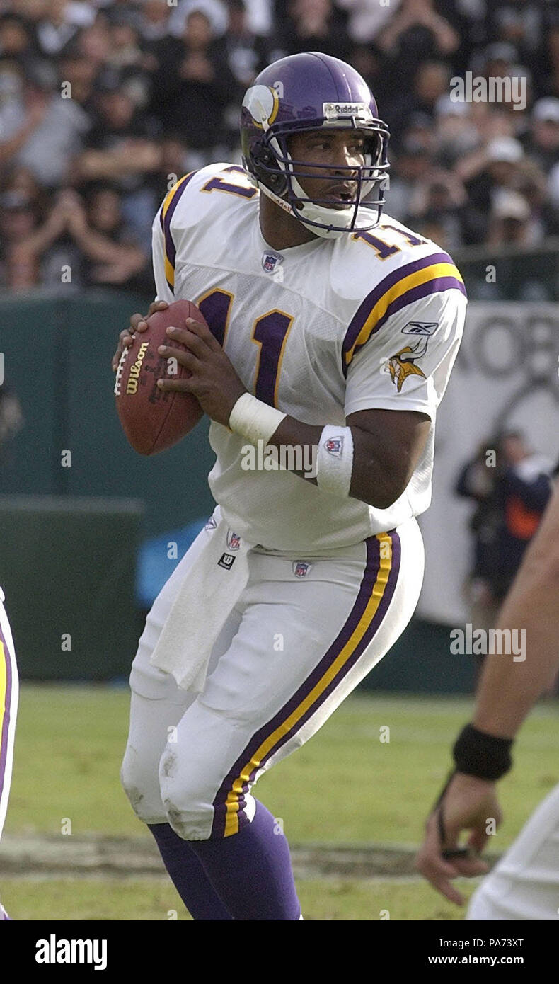 Oakland, California, USA. 16th Nov, 2003. Minnesota Vikings quarterback ...