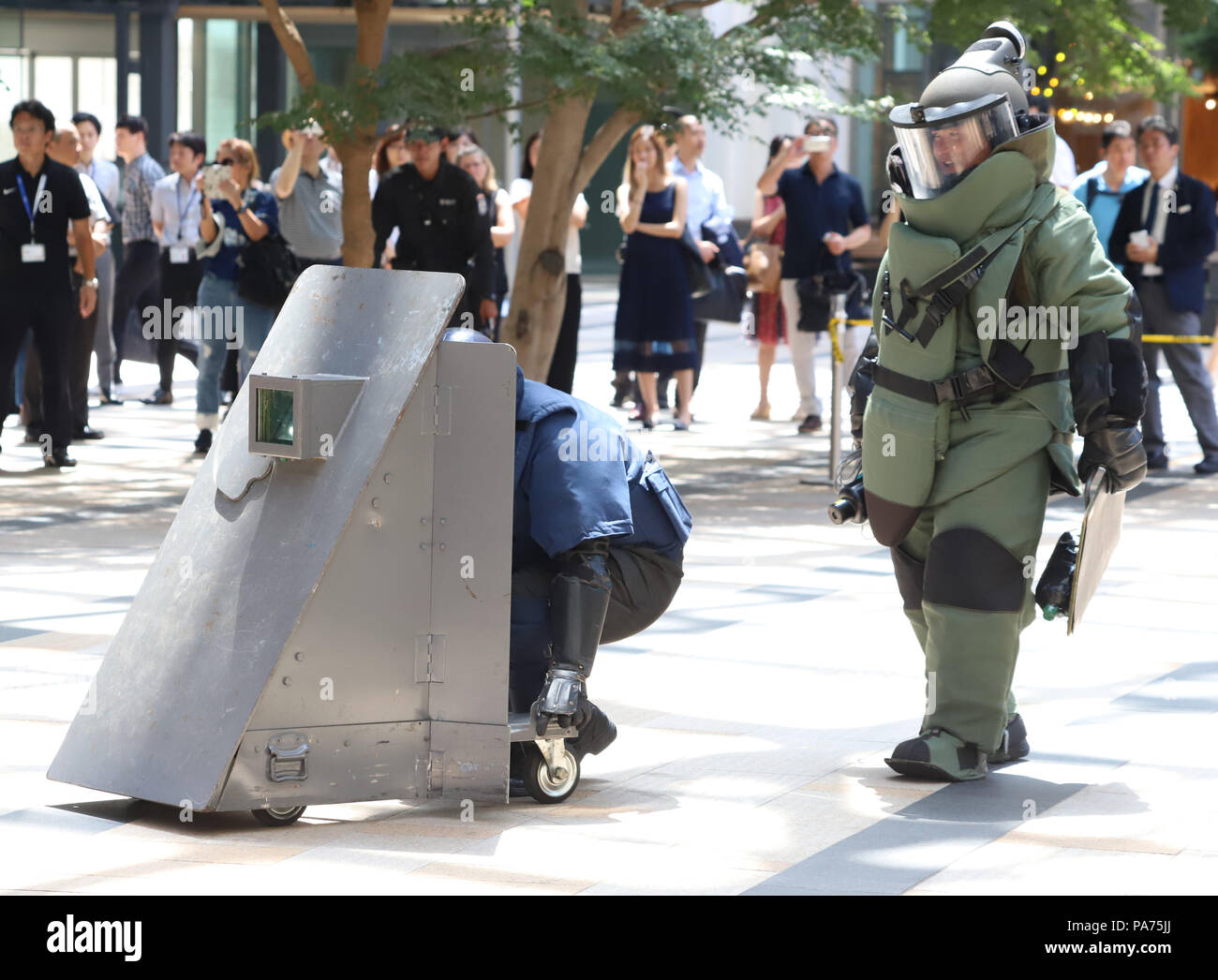 Bomb disposal officers hi-res stock photography and images - Alamy