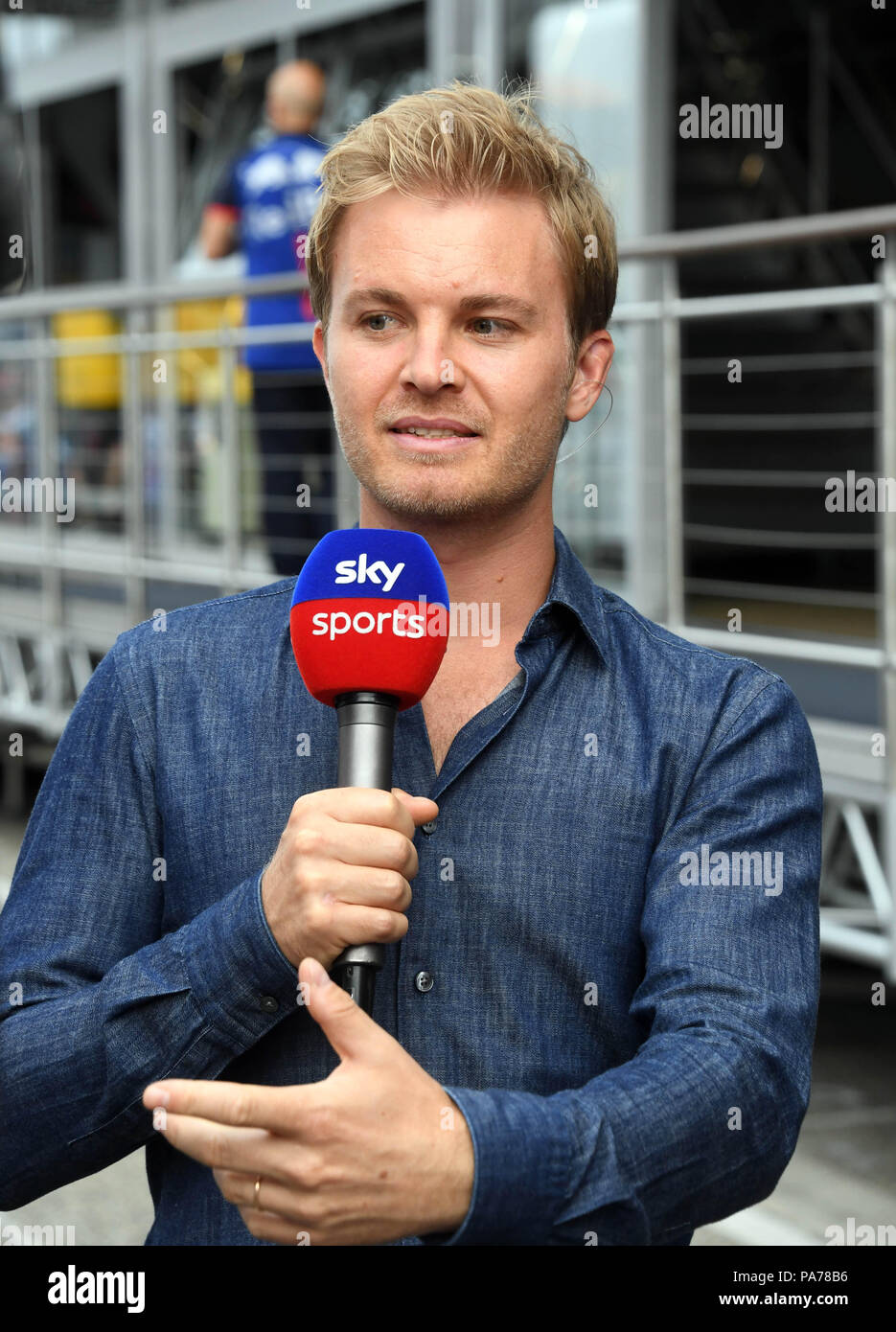 Formula one commentator hi-res stock photography and images - Alamy