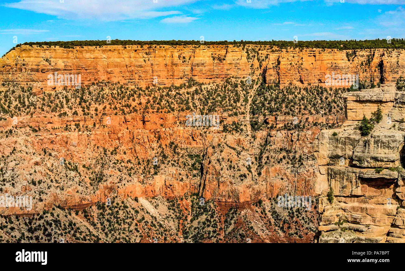 Arizona, USA. 29th May, 2018. Layers of multi-colored rock on the walls ...