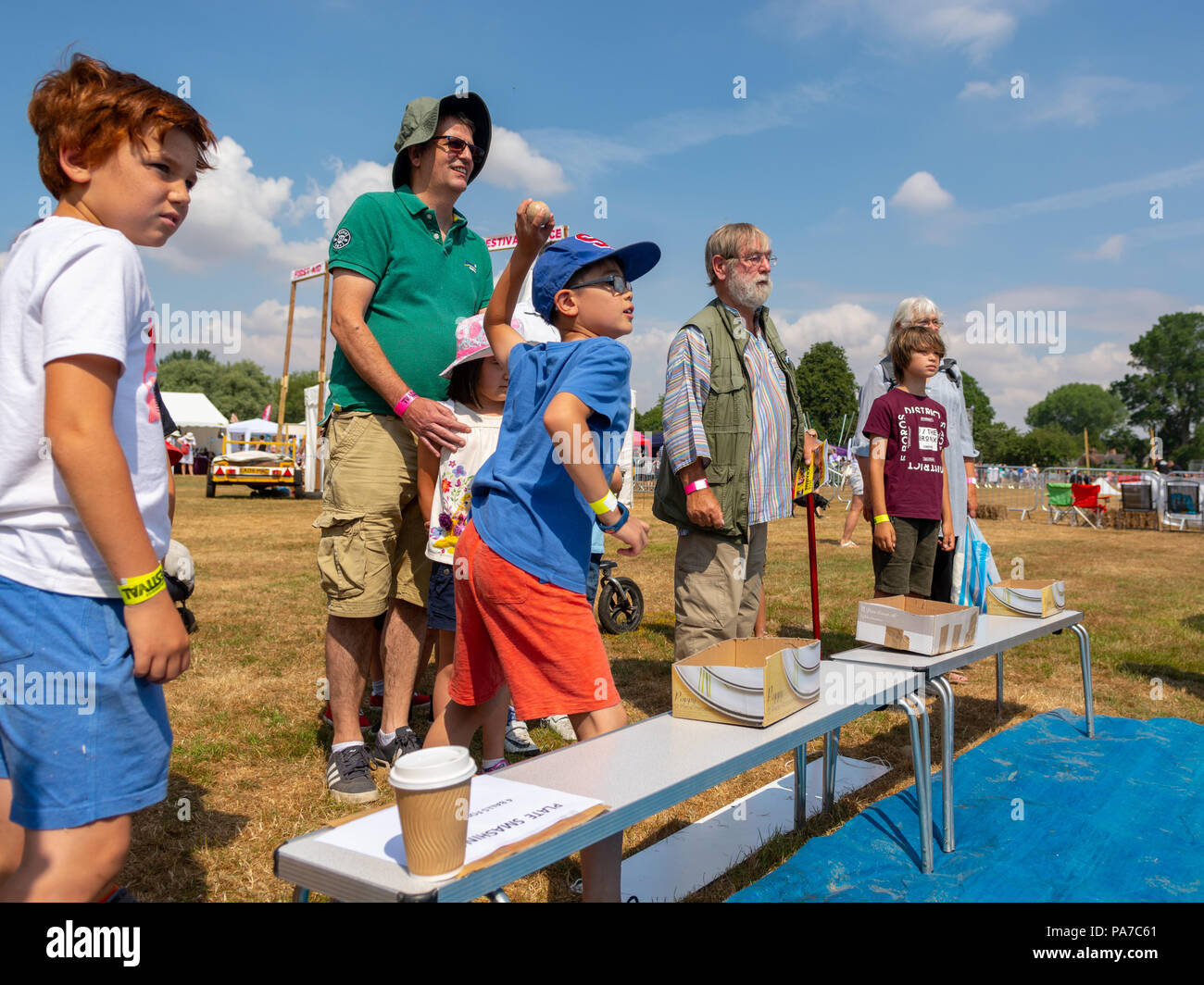 Plate smashing hi-res stock photography and images - Alamy