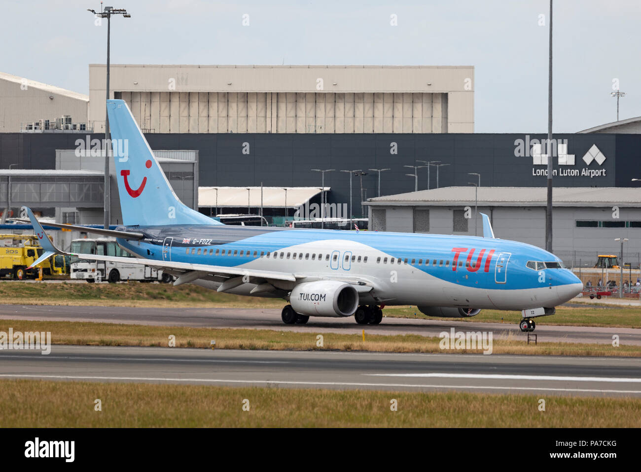 Tui boeing 737 800 hi-res stock photography and images - Alamy