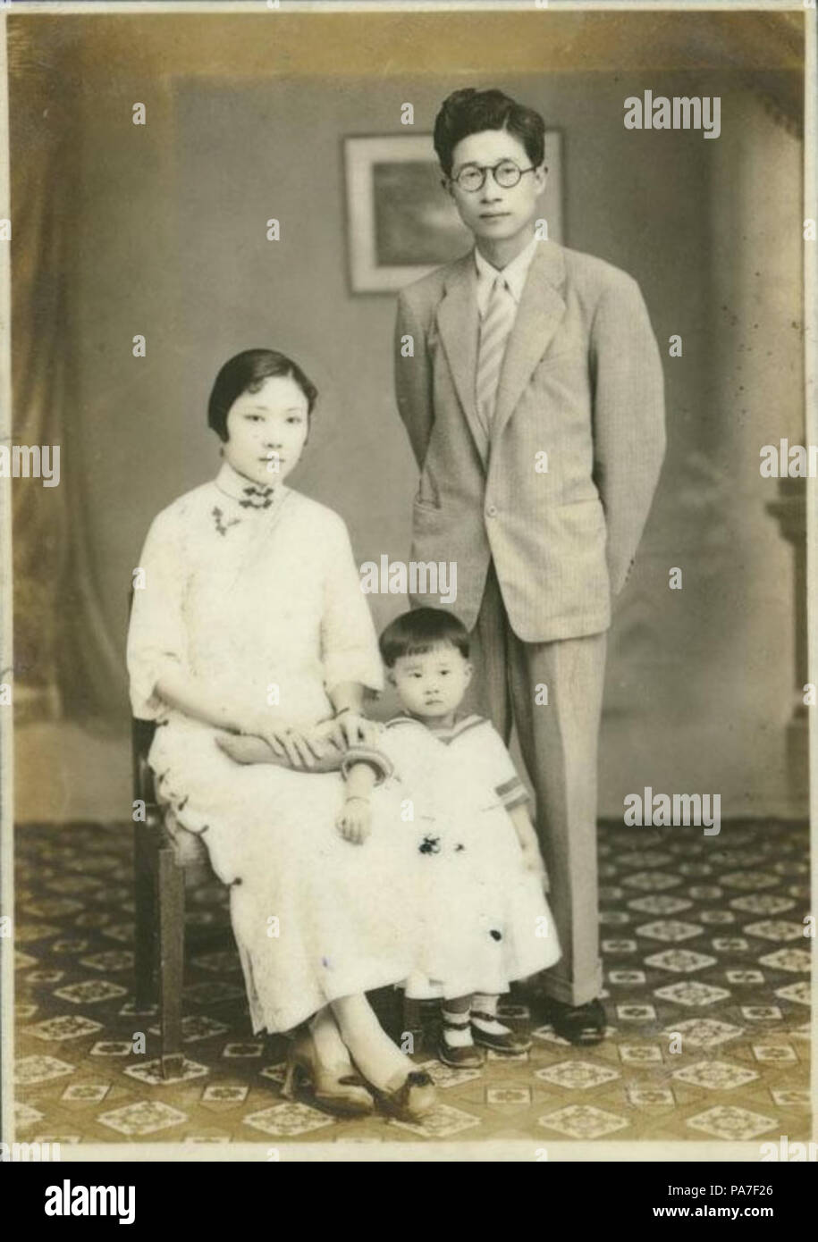 Family 1930s hi-res stock photography and images - Alamy
