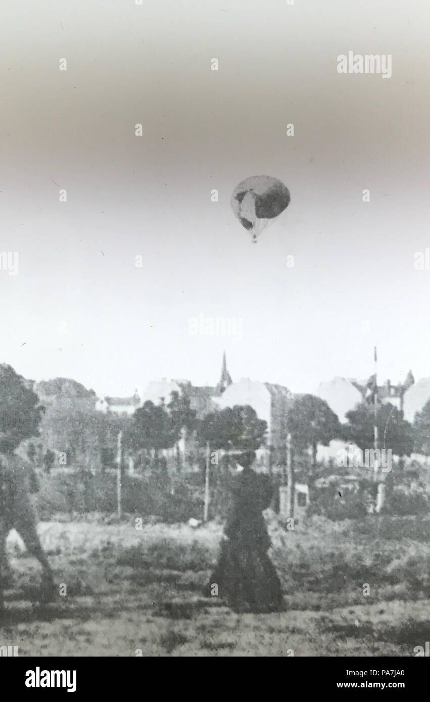 345 Conqueror balloon ripping Stock Photo - Alamy