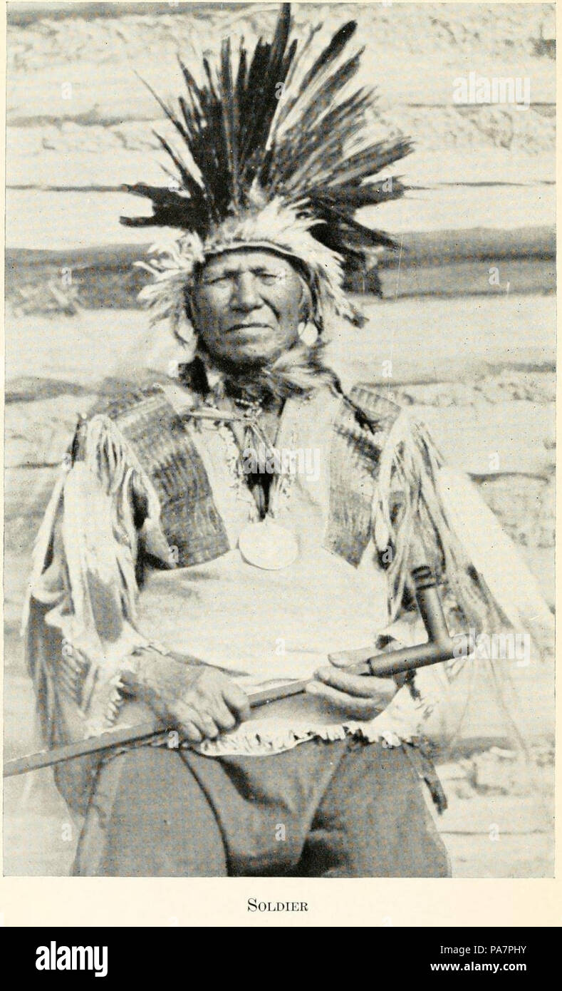 Native american indian scout hi-res stock photography and images - Alamy