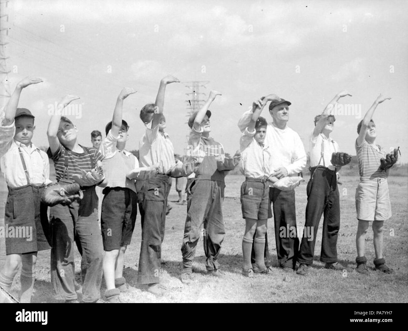 30 Baseball. Shading Eyes from Sun When Catching Ball BAnQ Vieux ...