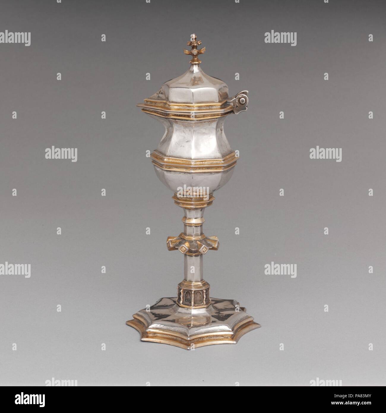 Altar cruets hi-res stock photography and images - Alamy