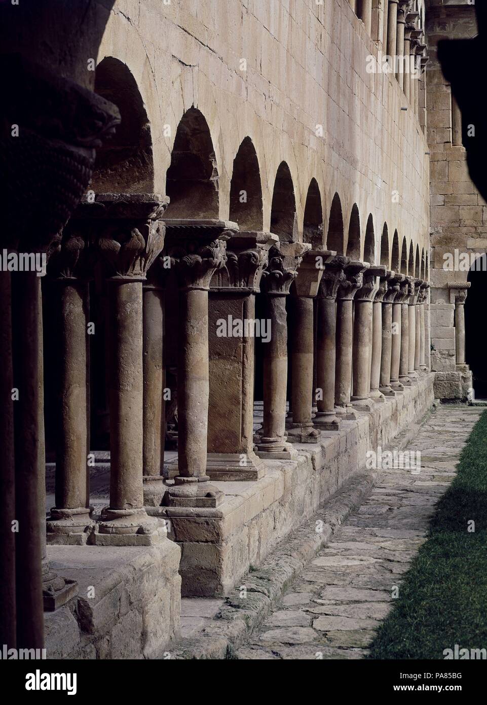 CLAUSTRO ROMANICO DEL MONASTERIO DE SANTO DOMINGO DE SILOS - SIGLO XI ...