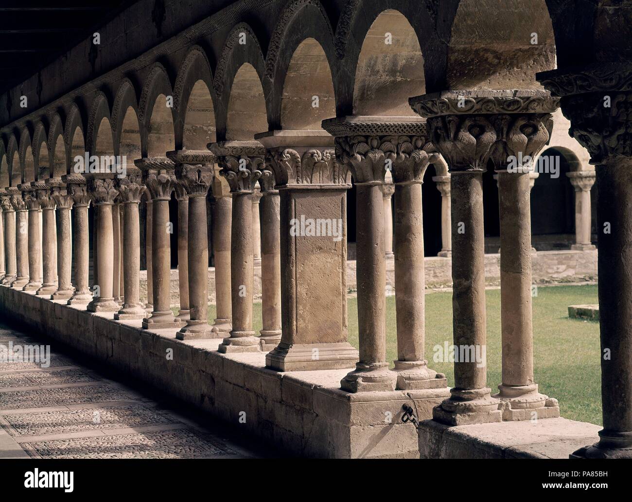 CLAUSTRO ROMANICO - SIGLO XI. Location: MONASTERIO, SPAIN Stock Photo ...