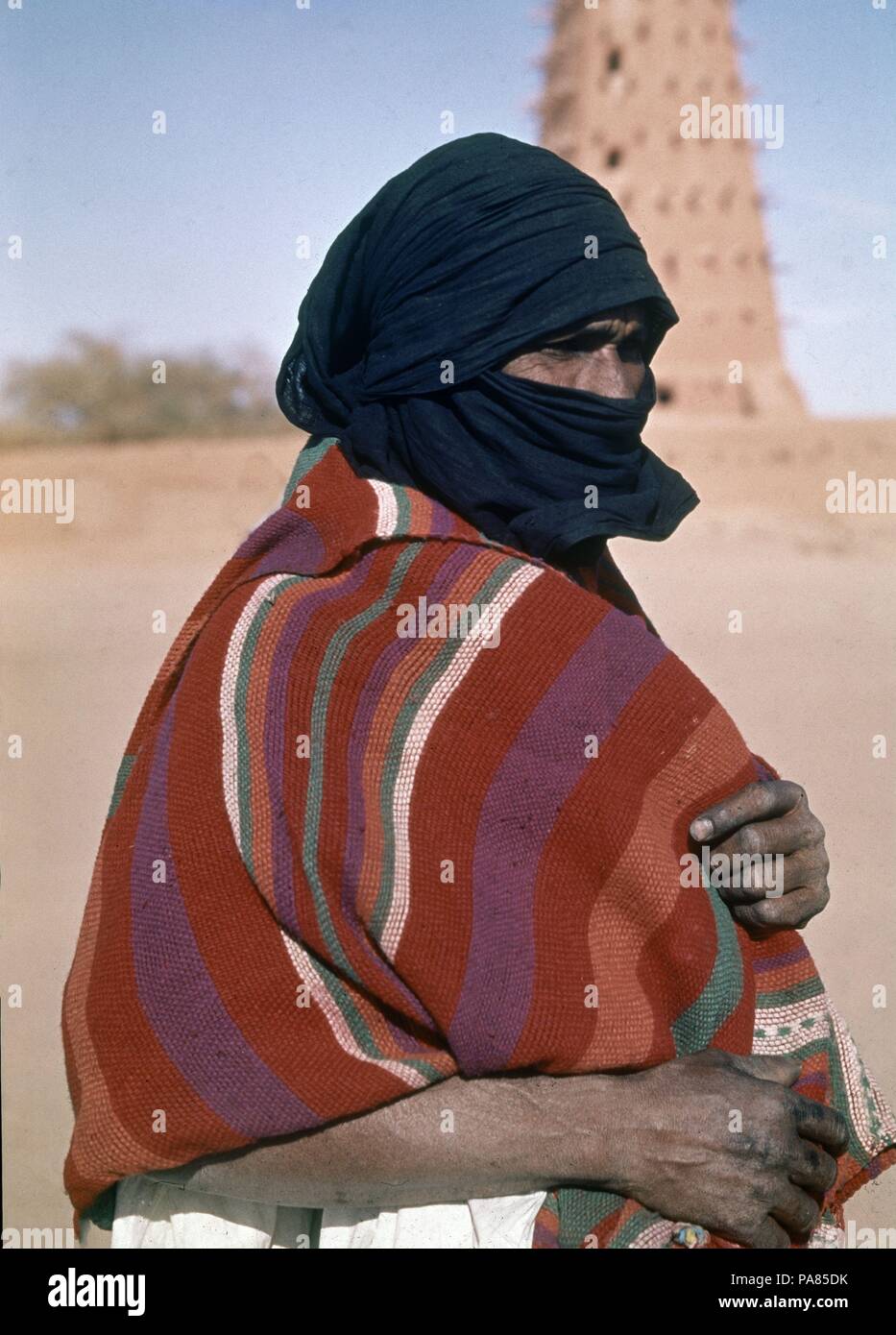 TUAREG JUNTO A LA MEZQUITA DE ACADEZ. Location: EXTERIOR, NACIÓN ...