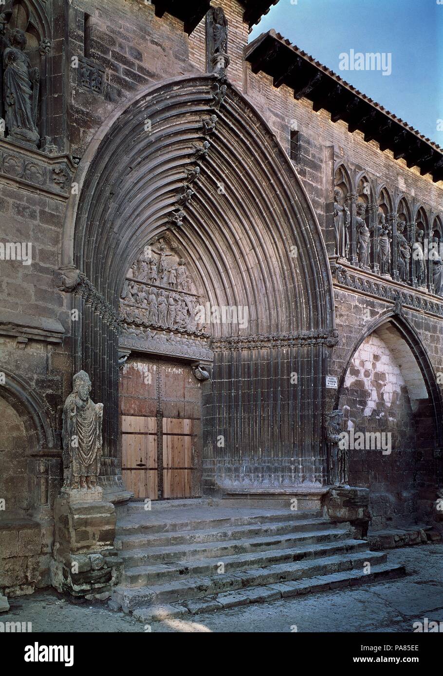 PORTADA GOTICA DE LA IGLESIA DEL SANTO SEPULCRO TAMBIEN CONOCIDA COMO ...