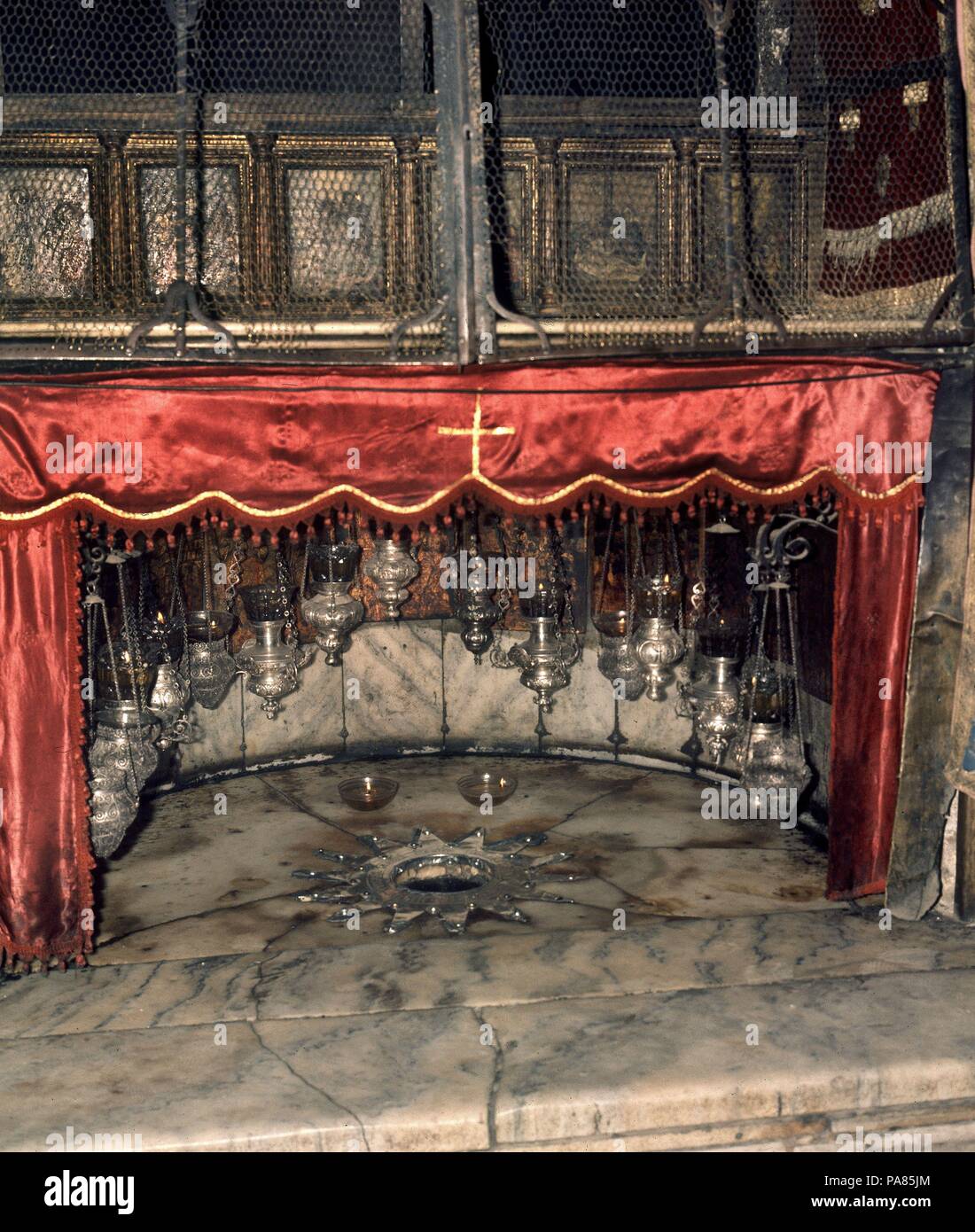 LUGAR DEL NACIMIENTO DE JESUS. Location: BASILICA DE LA NATIVIDAD ...