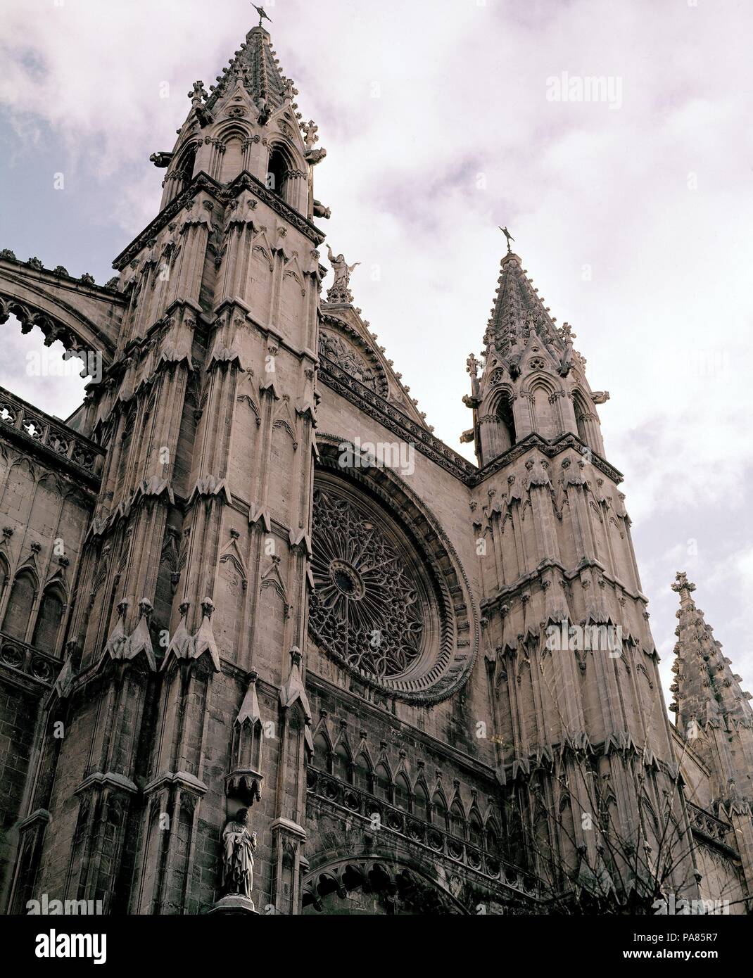 FACHADA PRINCIPAL-TORRES Y ROSETON. Location: CATEDRAL, PALMA, MALLORCA ...