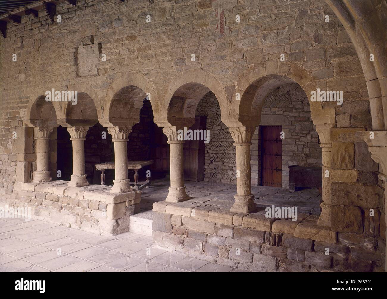 CLAUSTRO ROMANICO DE LA CATEDRAL DE RODA DE ISABENA - SIGLOS XI/XII ...