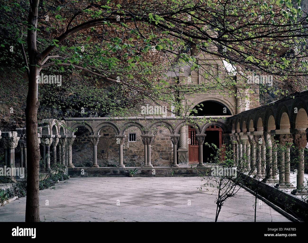 Monasterio benedictino medieval hi-res stock photography and images - Alamy