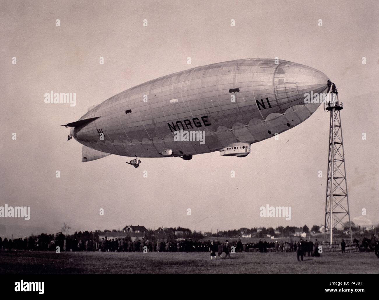 DIRIGIBLE 'NORGE' CON EL QUE AMUNDSEN VOLO SOBRE EL POLO NORTE Stock ...