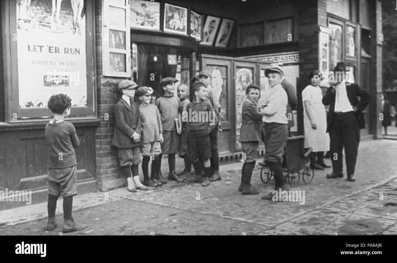 Movie street scene Black and White Stock Photos & Images - Alamy